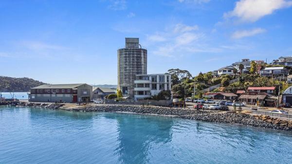 Unique Silo Studio On Raglan Wharf - Plant Filled Retreat - Raglan