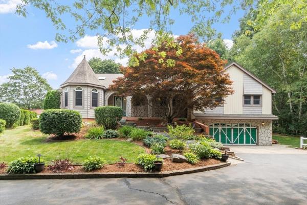 Executive Suite With Private Kitchen, Bath & Parking - Hudson, NH