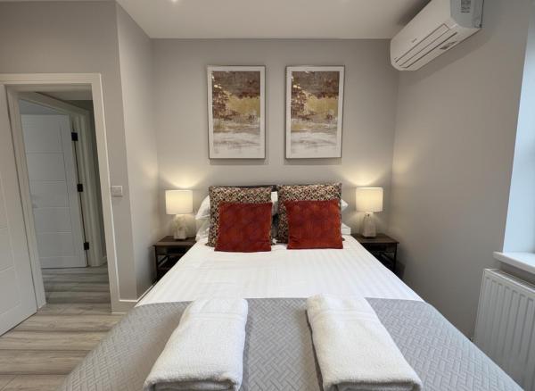 Aisiki Stays Apartments At Barnet, Airconditioned & Pet-friendly, 2-bedroom & 1-bathroom Ground Floor With Back Garden Flat, King Or Twin Beds & Double Beds With Free Wifi - Barnet