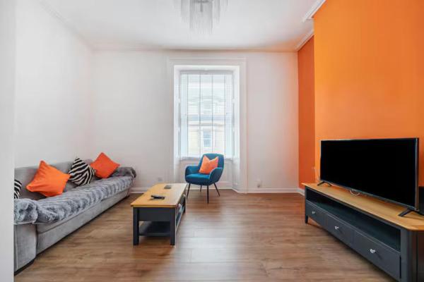 Central Plymouth Ground-floor Flat With Bold Interiors And Private Entrance - Saltash