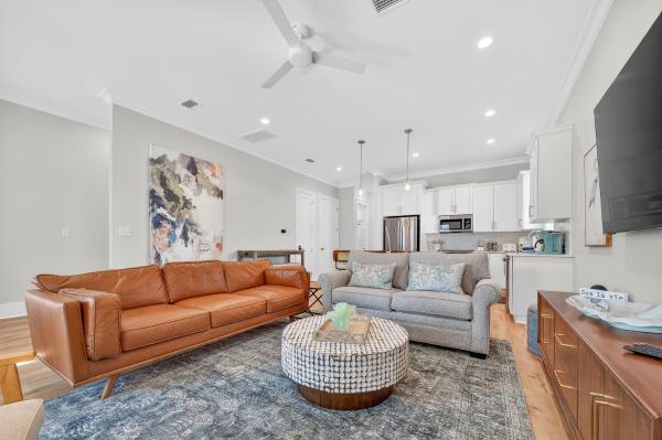 Luxe Stayin' Salty 3 Min Walk To Beach Pool Pets Bikes Sleeps 12 - Gulf Shores, AL