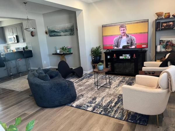 Spacious Private Room With Tv, Wifi And Fridge - Edmonton, Canada