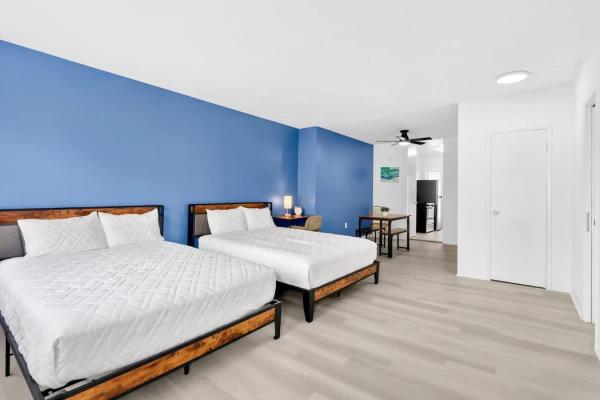 Sunny Miami Beach Studio With 2 Queens Plus Workspace - South Beach