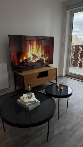 Lake View Apartment - Modern 1-bed, 6th Floor - Barking
