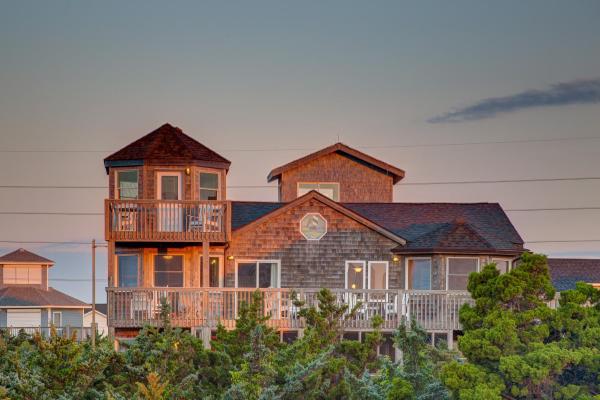 Pelican Watch: Ocean-side, Outdoor Pool, Private Hot Tub - Avon, NC