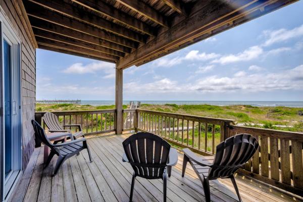 Bright, Updated Oceanfront Home With Shared Pool, Private Deck, & Great Views - Avon