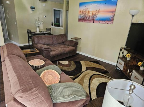 Relaxing Retreat House On Chateau Lane - Tallahassee, FL