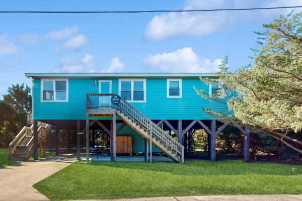 Island Home With A Shared Pool, Open Layout, Balcony, & Ac - Dog-friendly - Hatteras Island, NC