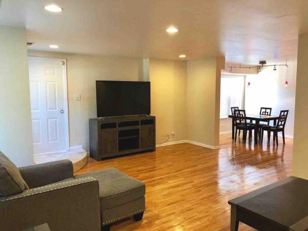 Spacious 2br Near Univ Of Chicago Home Away From Home - Chicago, IL