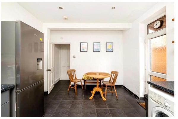 Three Bedroom House In Kensal Green With Garden - London, UK