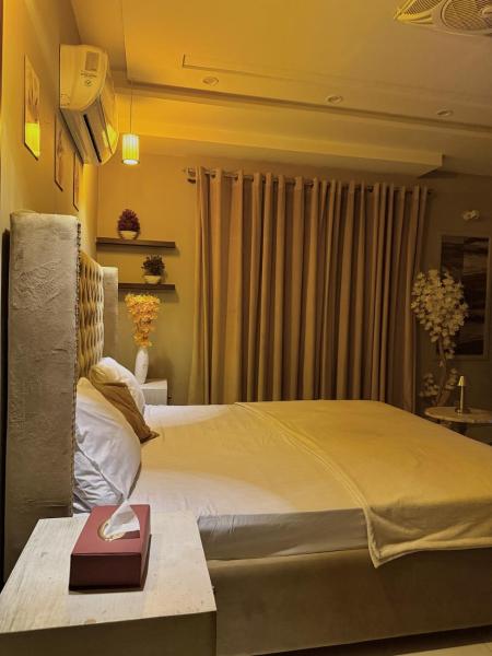 Goldcrib Studio - Eiffel Tower Bahria - 