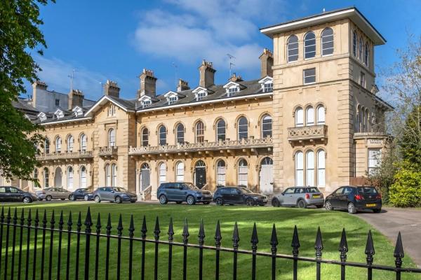 Modern 2-bed Flat With Secure Gated Parking - 卓特咸學院