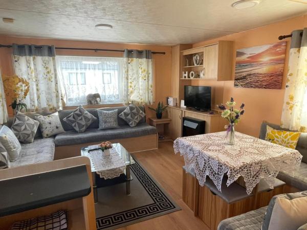 Bright Family Caravan With Deck & Bbq At Seawick Holiday Park, Clacton - Clacton-on-Sea
