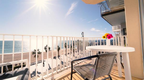 Seahomes Vacations - Amazing Seafront Apt & Pkg - Blanes