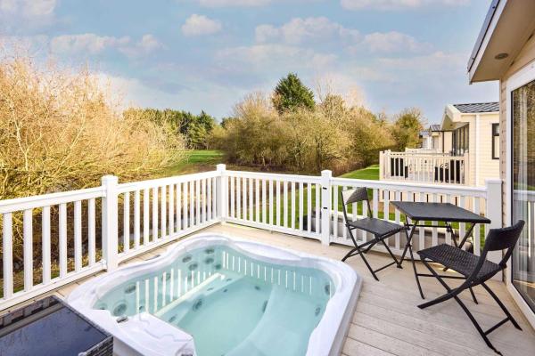 Cedar Lodge With Hot Tub - Pocklington