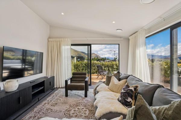 The Ledgerwood Retreat | Spacious With Fireplace - Luggate