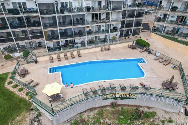 Lakefront Condo W/ 3 Pools, Boat Slip & Patio Views At 13mm Of The Big Niangua - Camdenton, MO
