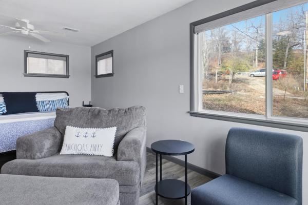 Charming & Cozy Waterfront Cabin At 21mm Near Shorty Pants - Osage Beach, MO