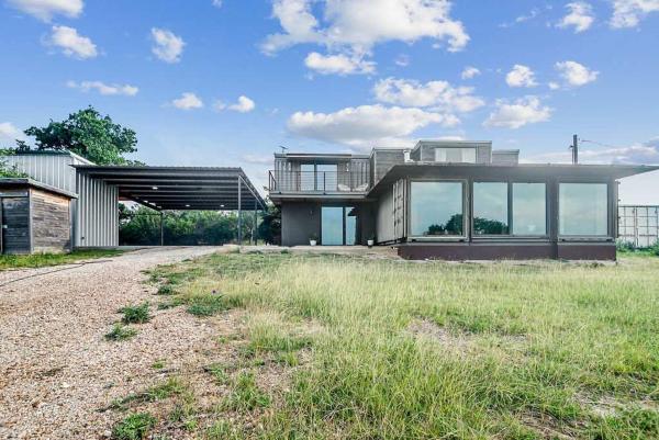 Luxury 4-bedroom Container Home, Hot-tub & Firepit - Luckenbach, TX