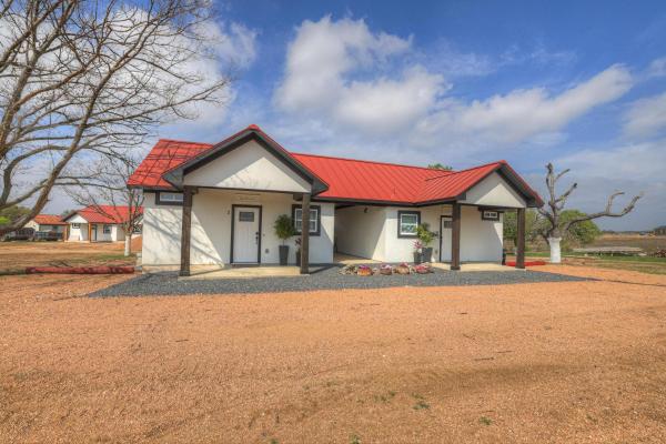 Live Oak Cabins-sleeps 8 W/hot-tubs - Fredericksburg, TX