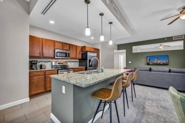 Huge Panoramic Skysuite W/ Downtown Views: Gym - Greater Cleveland Aquarium, Cleveland