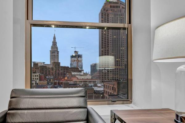 Stylish Condo • Walk To Theaters • Parking - Cleveland