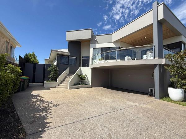23 Coastline 3-level Luxe Home Theatre &Pool House - Joondalup