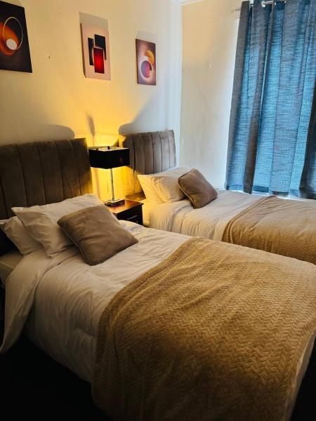 Contractors And Tourists Friendly In Salford - 알트링캠