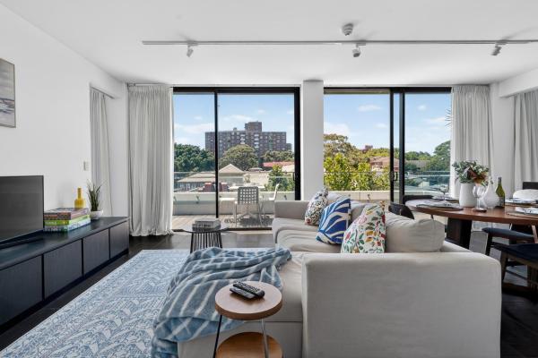 Luxury Apartment With Big East Facing Balcony Short Walk To Central Station - Sydney central station