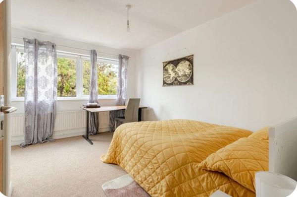 4 Bedroom Homely House - Sleeps 10 Comfortably With 6 Beds And Free Parking In Milton Keynes - Suitable For Business Travellers, Contractors, & Holiday-goers, Near All Major Transport Links & City Centre And M1 - Milton Keynes