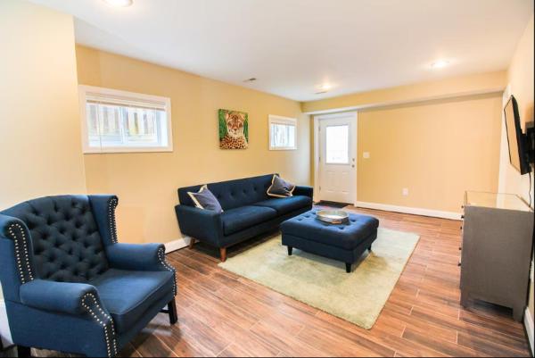 2759 Greenway Bsmnt - Less Is More - Simple - Large Lower Unit - Virginia