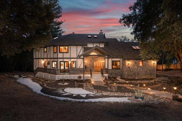 Greystone Manor- Huge Home With Sleeping For 21 - Oakhurst, CA