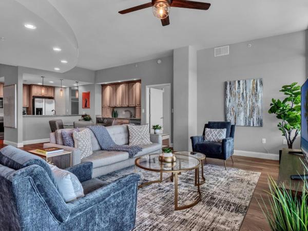 Luxurious Penthouse With Large Patio - Winter Park, FL
