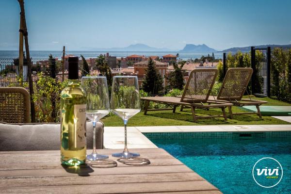 Vivi Homes - Villa Azure - Sea View - Mountain View - Pool - Garden - Estepona