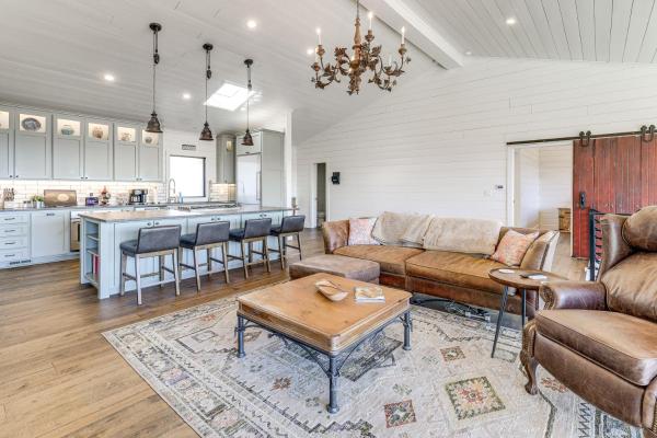'Scenic Overlook' - Luxe Greers Ferry Hideaway! - Arkansas