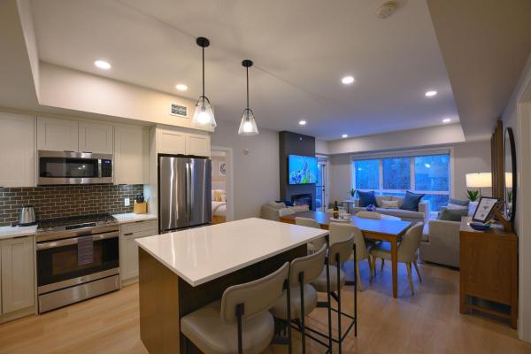 2 Bedrooms-3 Beds 2 Baths-rocky Creekside Retreat - Top Floor - Heated Pool And Hot Tub - Canmore
