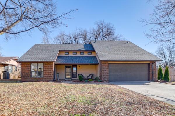 Groups Welcome, Central Location! Tulsa Gem + Yard - Broken Arrow, OK