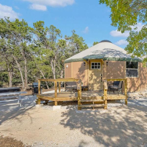 Rustic Western Cabin With Loft & Hot Tub Located Near Canyon Lake, Texas - Canyon Lake, TX
