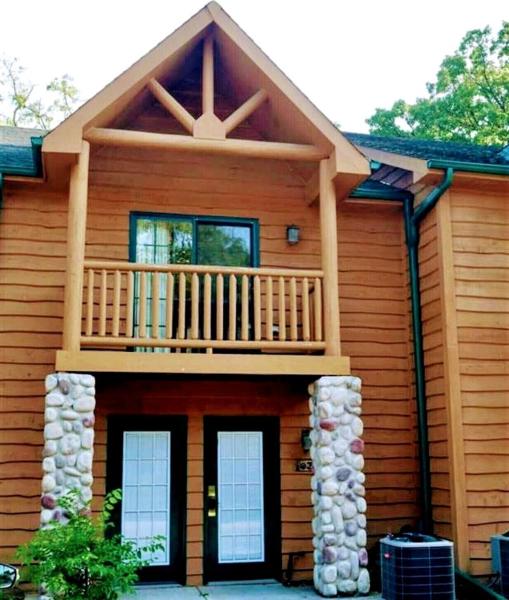 Spacious Luxury Villa Retreat With Jetted Tub, Fireplaces, Balconies, And Smart Tv In North Utica, Illinois - Standard, IL