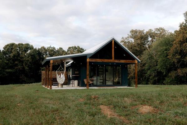 Cozy Tiny Cabin With Hot Tub Near Fall Creek Falls For A Peaceful Romantic Escape In Tennessee - Fall Creek Falls, TN