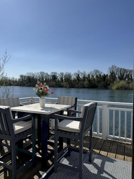Peaceful Lakefront Escape W Deck Views - 코츠월드