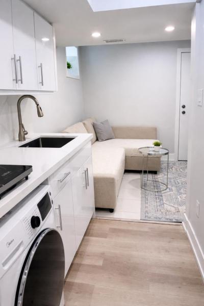 Studio Basement Suite With Sofa Bed And Kitchen, Entrance From Garage -Sleeps 2 - Burlington