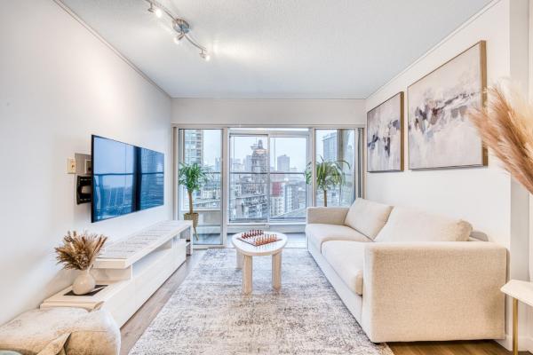 Chic Bright Condo Next To Bc Place & Free Parking - Burnaby