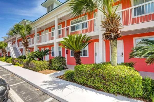 Tropical Isle 209 W Convenient Beach Access - Fort Walton Beach, FL