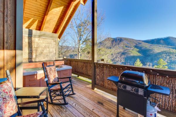 Inviting Cabin Sleeps 4 Hot Tub Covered Deck - Townsend, TN