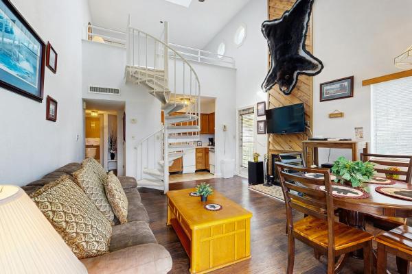Cheerful Condo Sleeps 6 Near Gatlinburg Hot Tub - Gatlinburg, TN