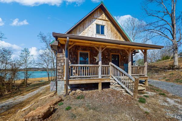 Cozy Lake Front Cabin Sleeps 4 Dock Play Yard - Dandridge, TN