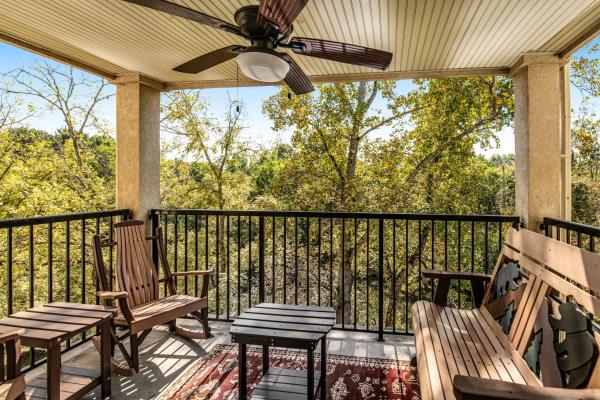 Dreamy Condo Near Downtown Sleeps 6 Creek Views - Sevierville, TN