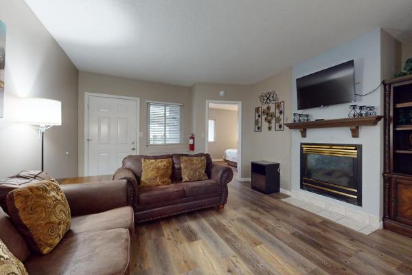 Riverfront Condo Sleeps 6 Shared Pool Fireplace - Pigeon Forge, TN