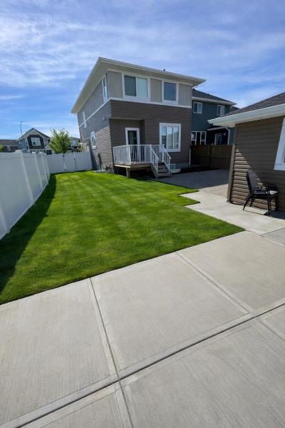 3 Bedroom Corner House With Backyard - Calgary